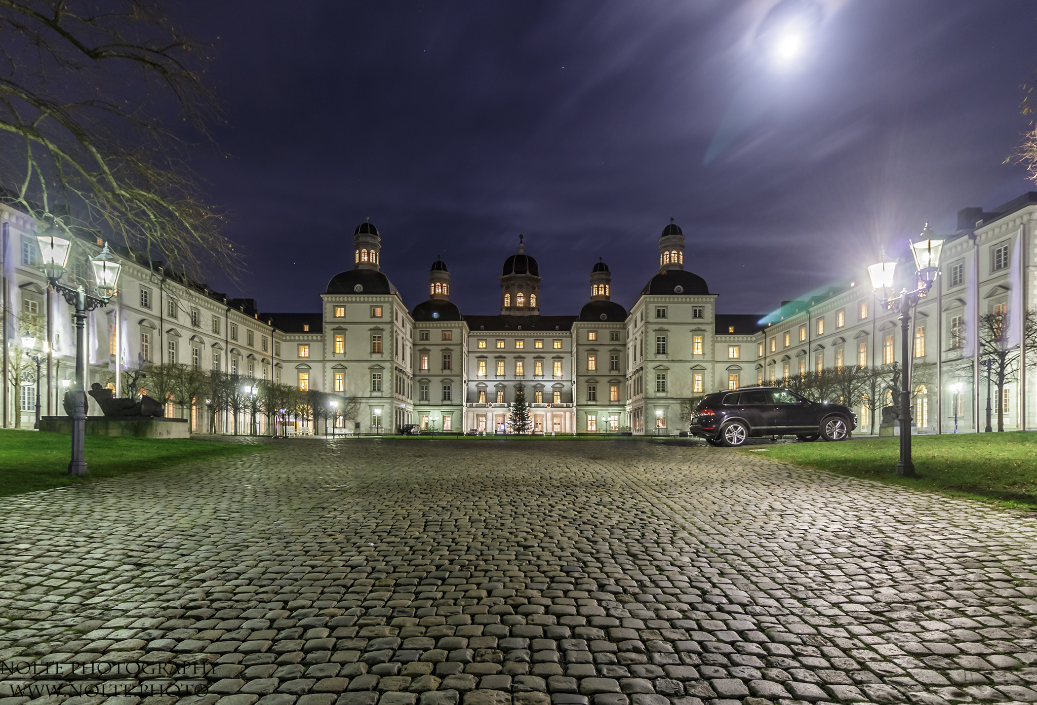 Das weihnachtlich geschmückte Schloss Bensberg.